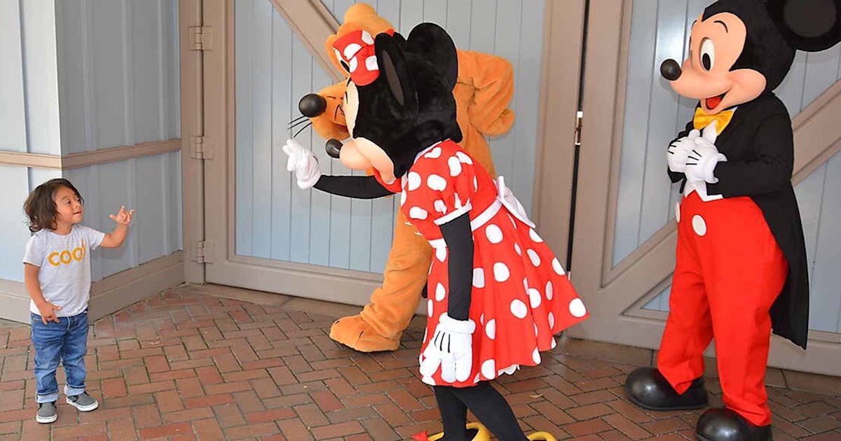 Disney characters surprise a deaf child with sign language