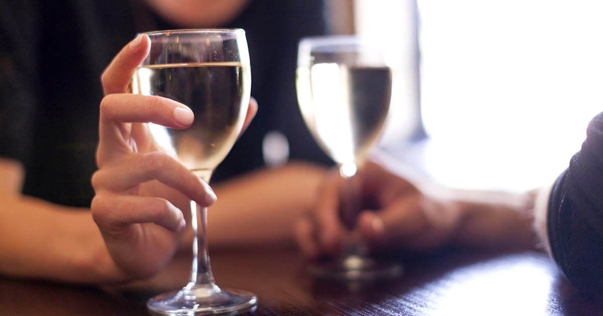 Light drinking may prolong life, heavy drinking may shorten it