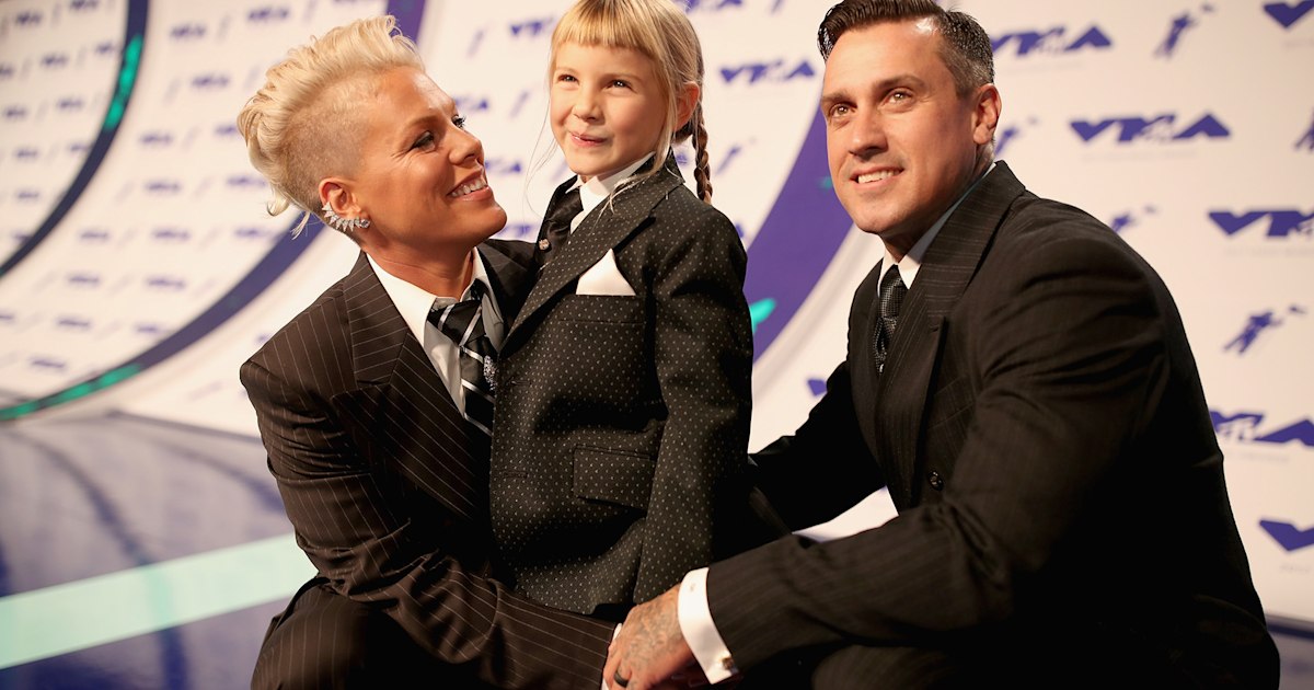 Pink's family arrives to the VMAs in matching 3-piece suits