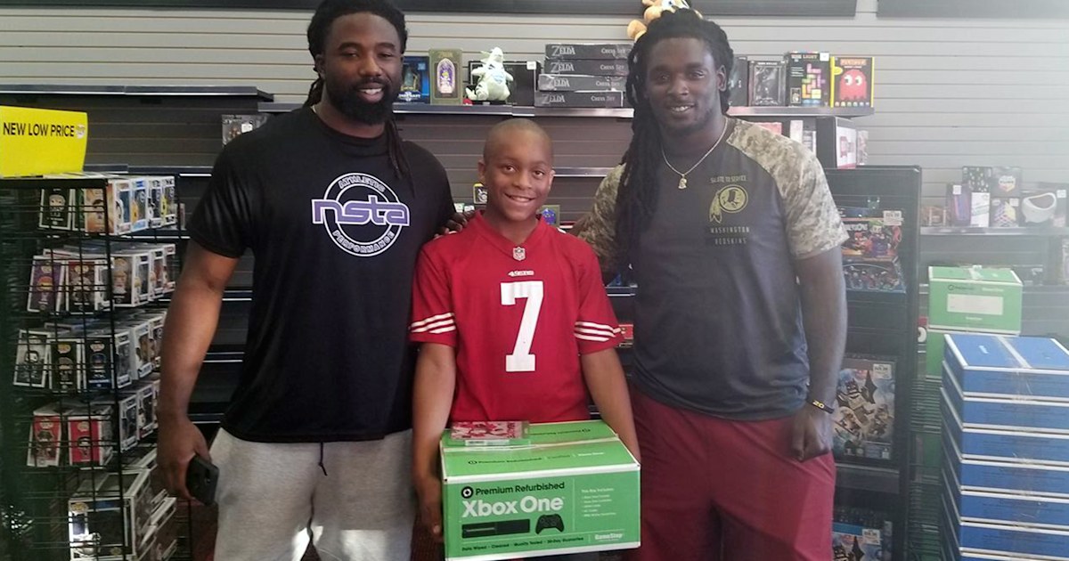 NFL players make a young fan's day during chance meeting