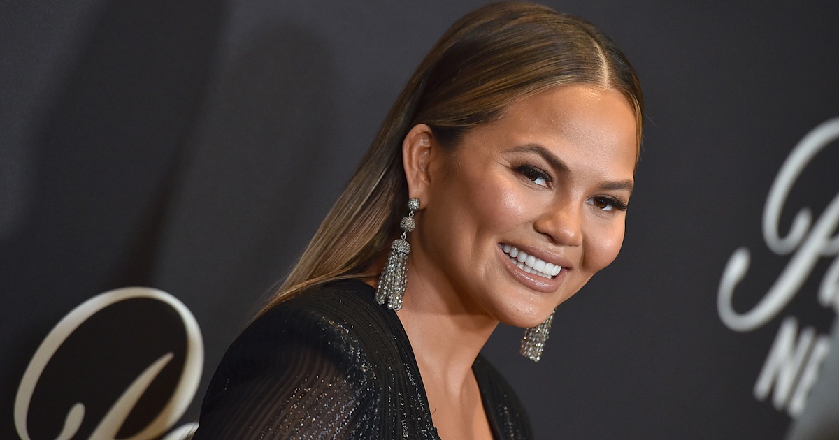 Chrissy Teigen embraces her gray hair on Twitter