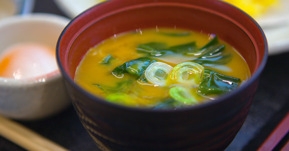 Miso soup with spinach and tofu recipe - the healthy version
