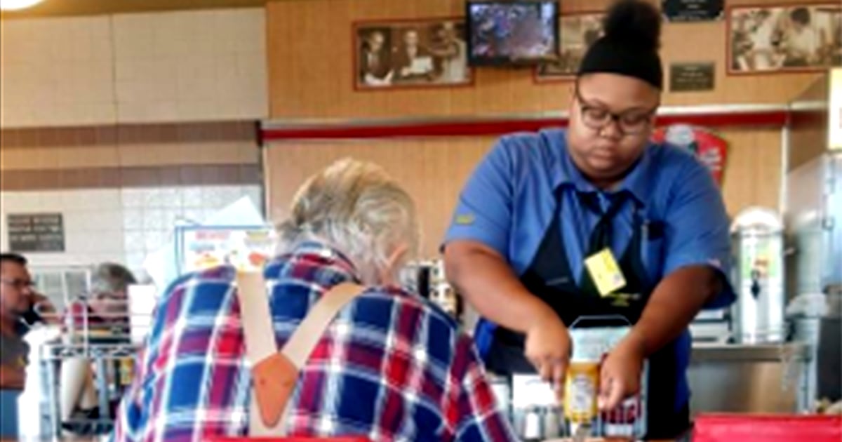 Waffle House worker gets $16,000 scholarship after small act of ...