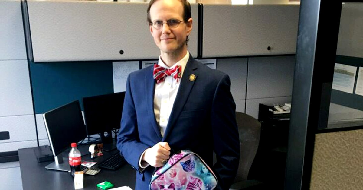 Man takes cat lunchbox to work to support bullied cousin