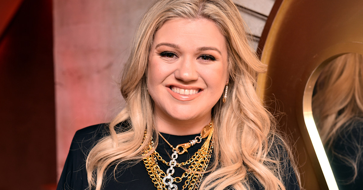 Kelly Clarkson's hair has bangs and a platinum color now
