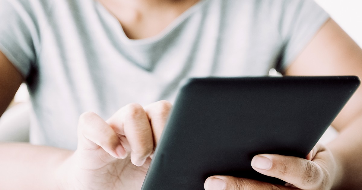 Women more at risk for 'iPad neck,' pain during tablet use