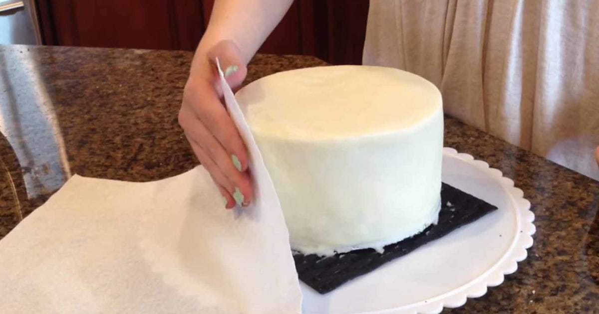 How to frost a cake with an easy frosting recipe