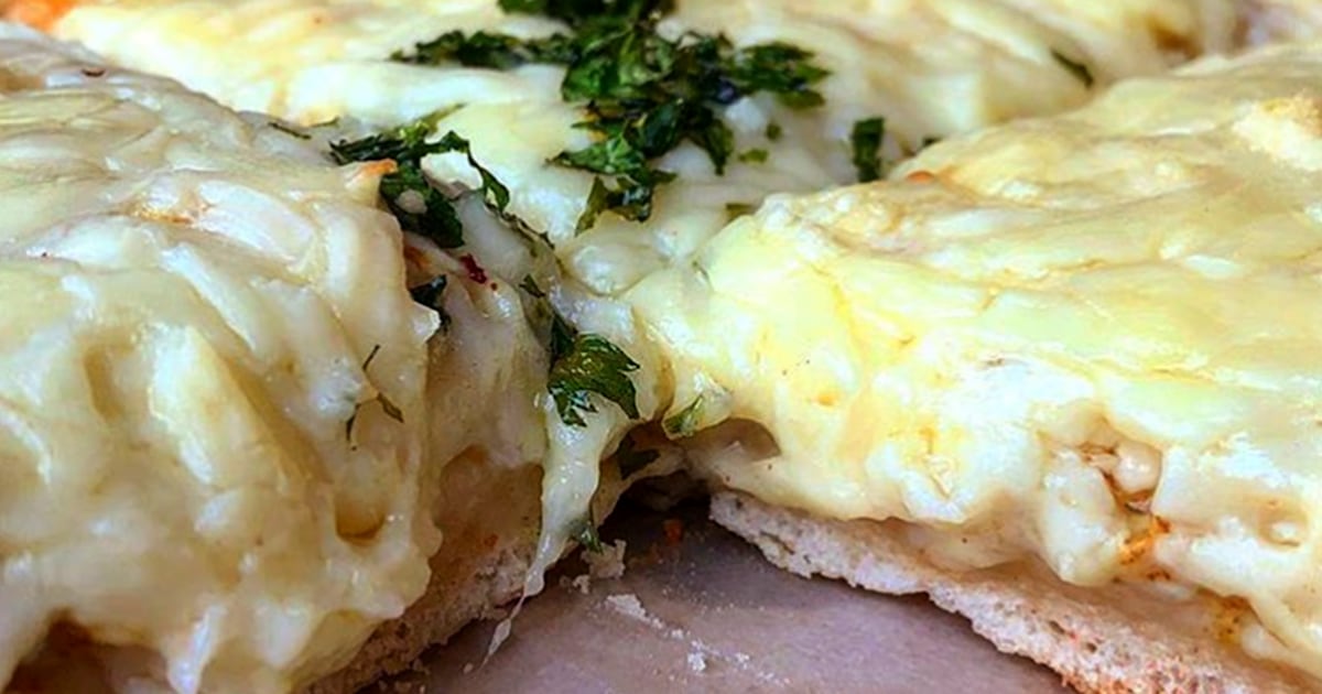 People are freaking out over this mustard pizza