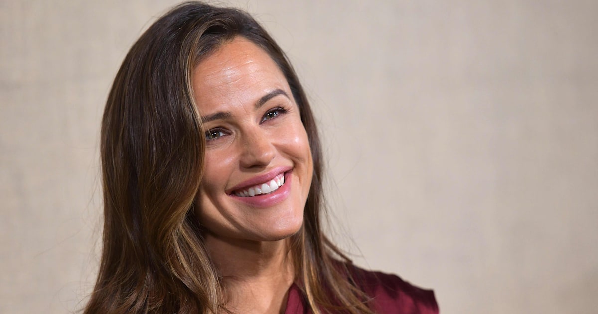 Jennifer Garner offering M&M's with her face on them to people who vote