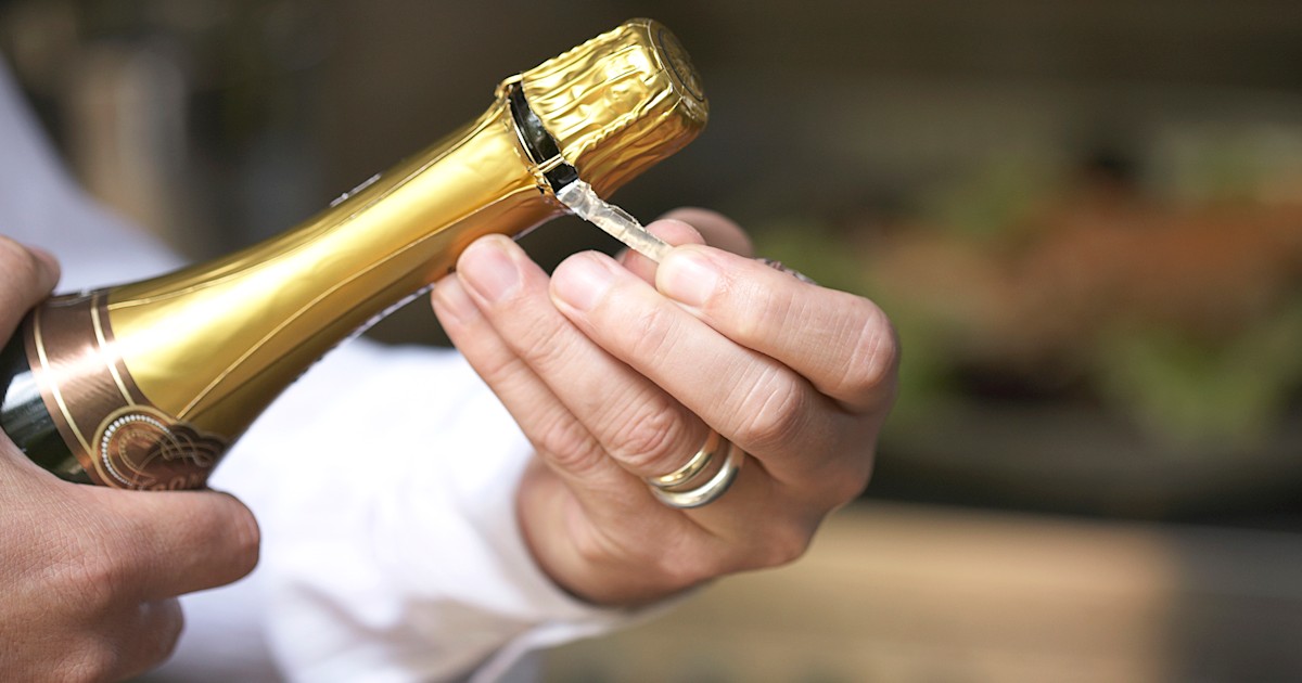 How to open a Champagne bottle