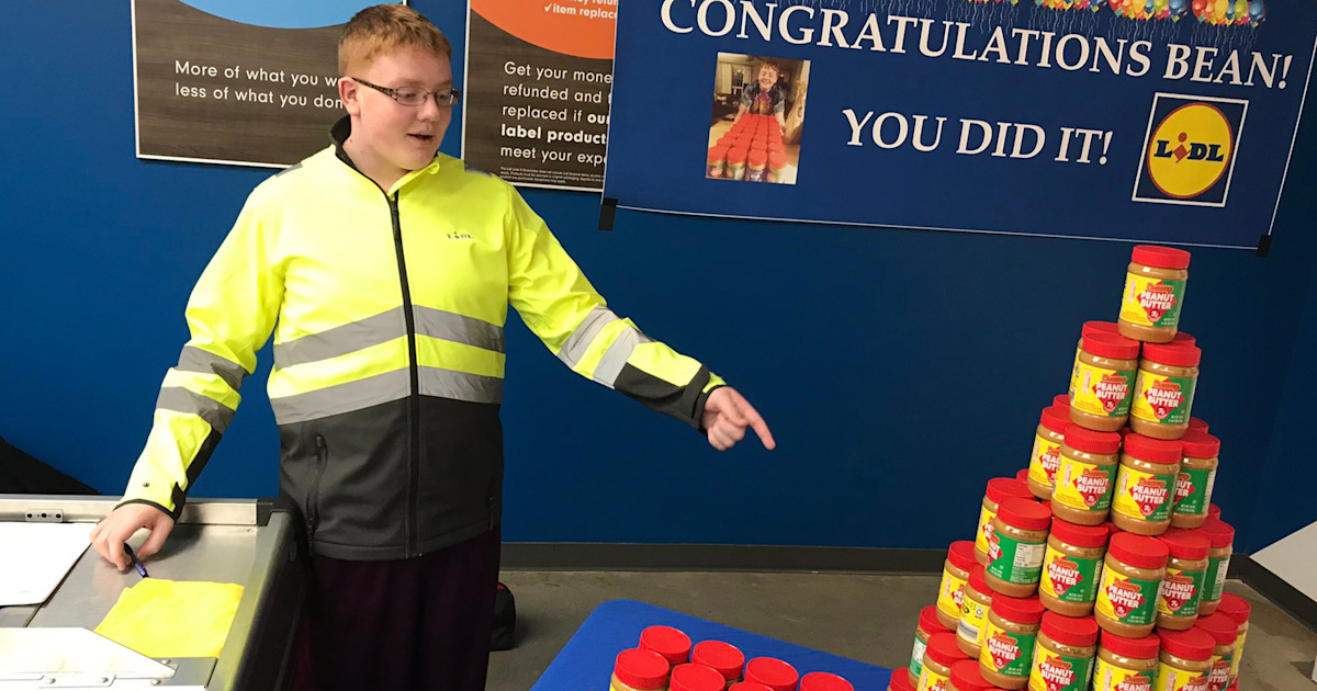 Teen with autism donates peanut butter to federal workers