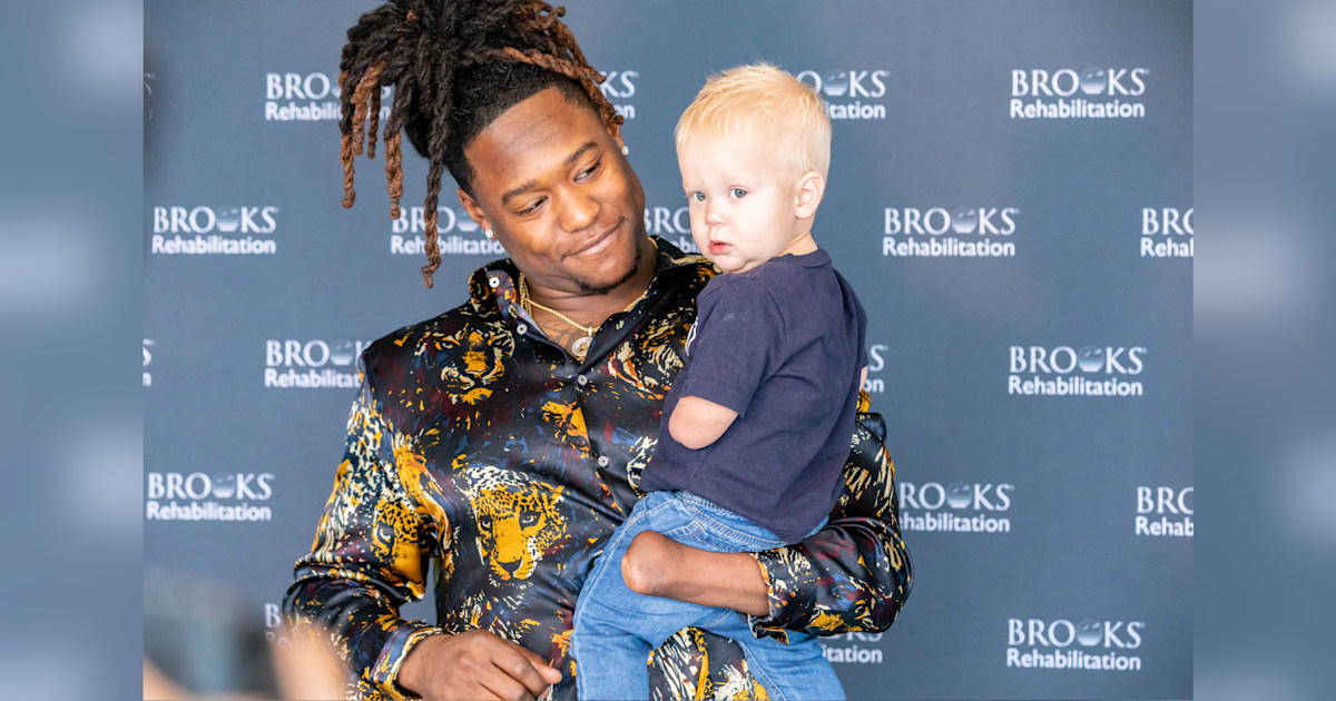 One-handed NFL player Shaquem Griffin shares sweet moment with boy with ...