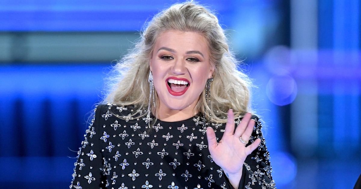 Kelly Clarkson had surgery to remove appendix after Billboard Music Awards