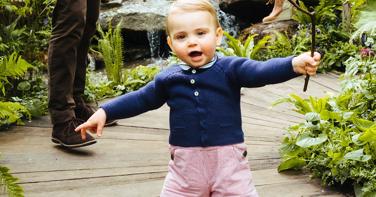 Prince Louis takes first public steps in an outfit once worn by Prince ...