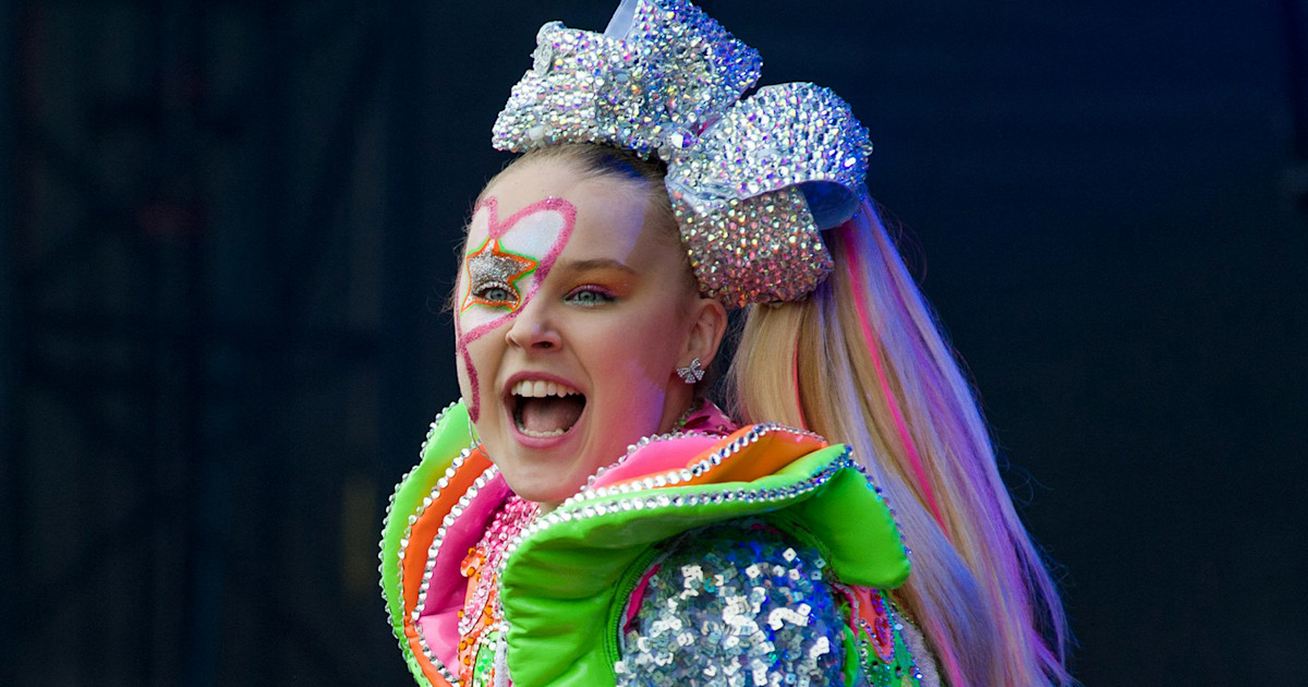 JoJo Siwa shares 1st pics with girlfriend Kylie on Instagram