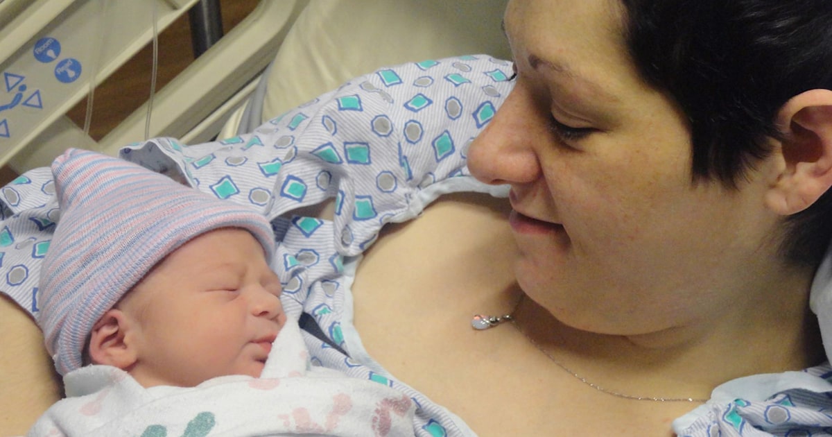 Moms enjoy babies in 'golden hour' after birth