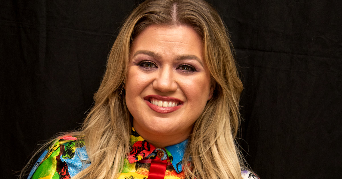 Kelly Clarkson shares sneak peek of talk show set — see the video