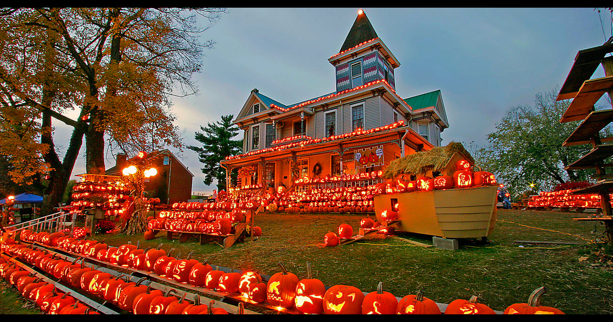 This house in West Virginia displays 3,000 carved pumpkins every year!