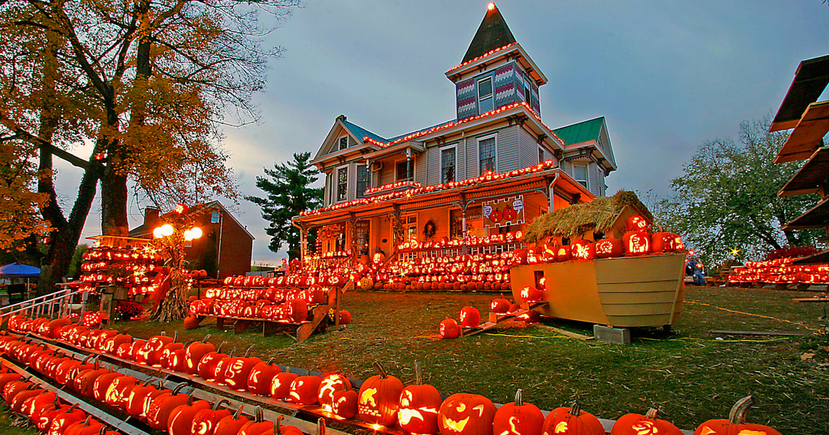 This house in West Virginia displays 3,000 carved pumpkins every year!