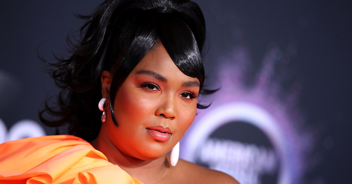 Lizzo’s tiny purse was the biggest thing on the AMAs red carpet