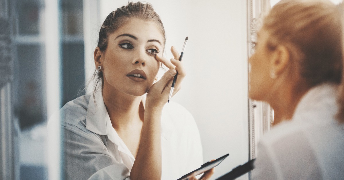 How to apply eye shadow, according to top makeup artists