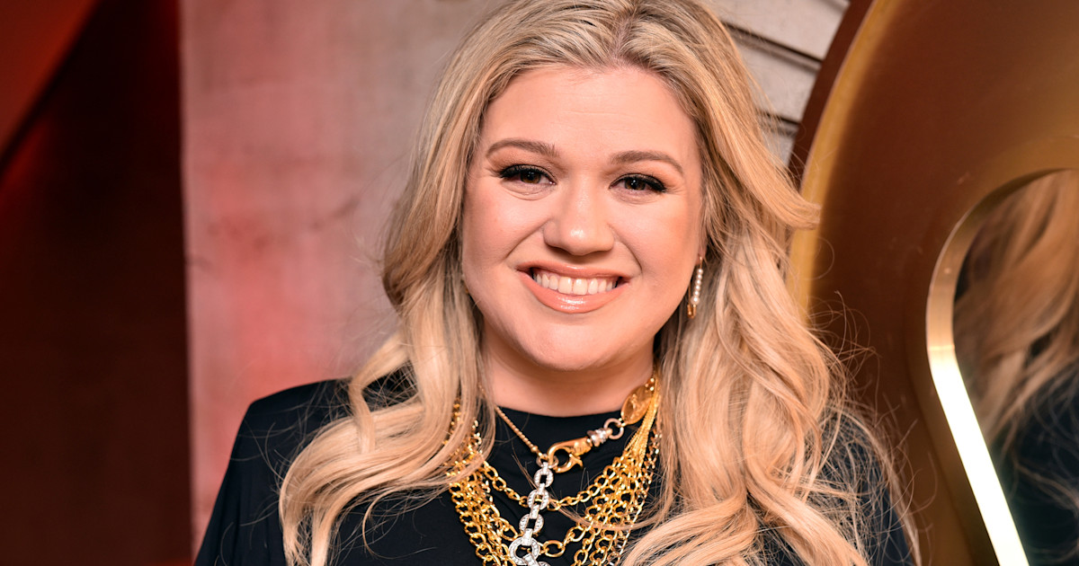 Kelly Clarkson sports new bob hairstyle on 'The Voice'