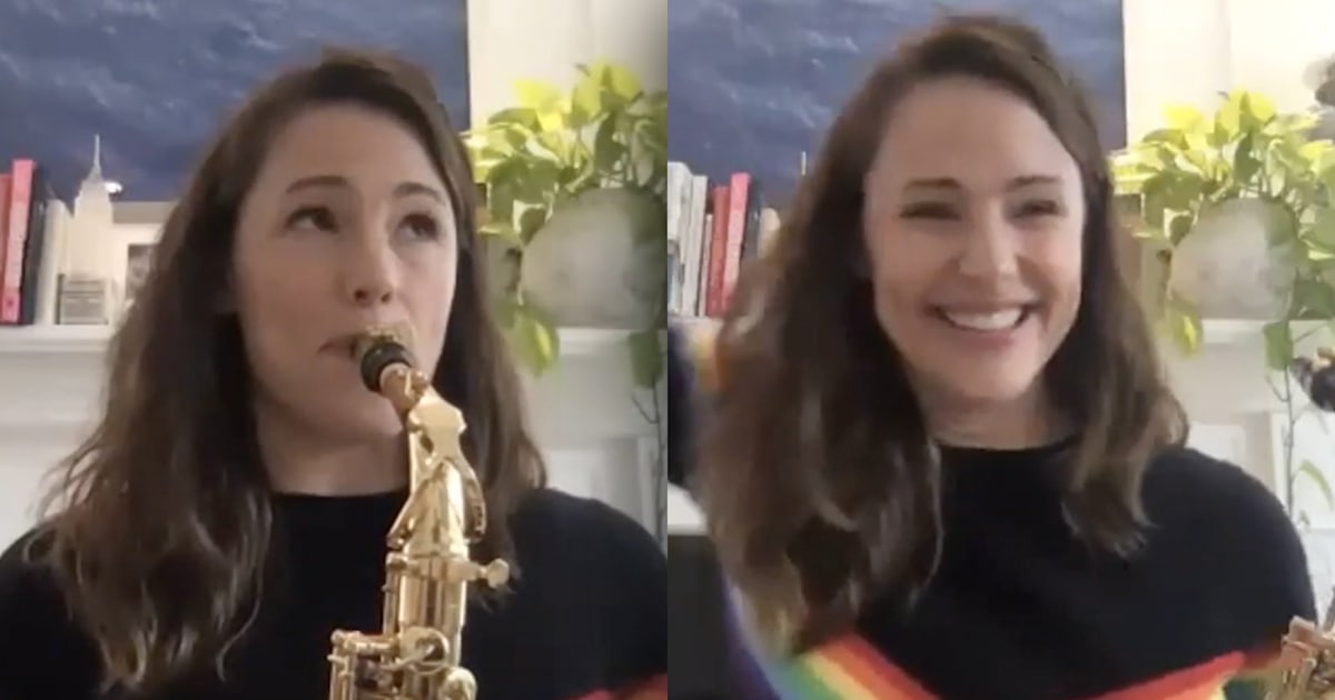 Jennifer Garner plays ‘Happy Birthday’ on saxophone for Jimmy Fallon