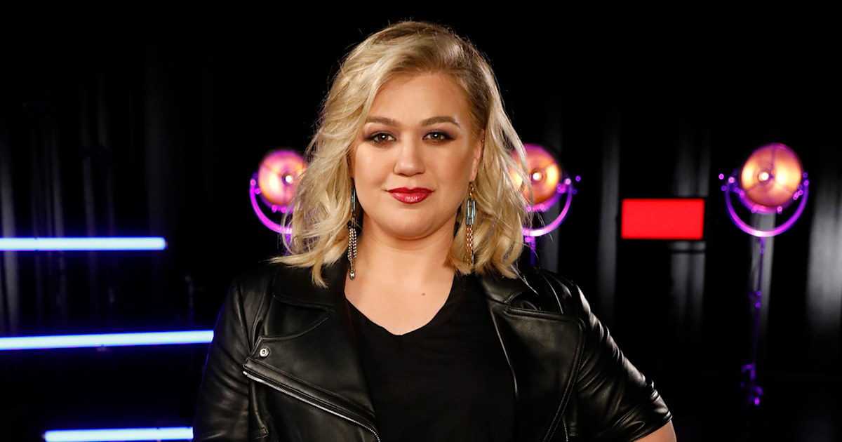 Kelly Clarkson honors protesters by covering U2 song