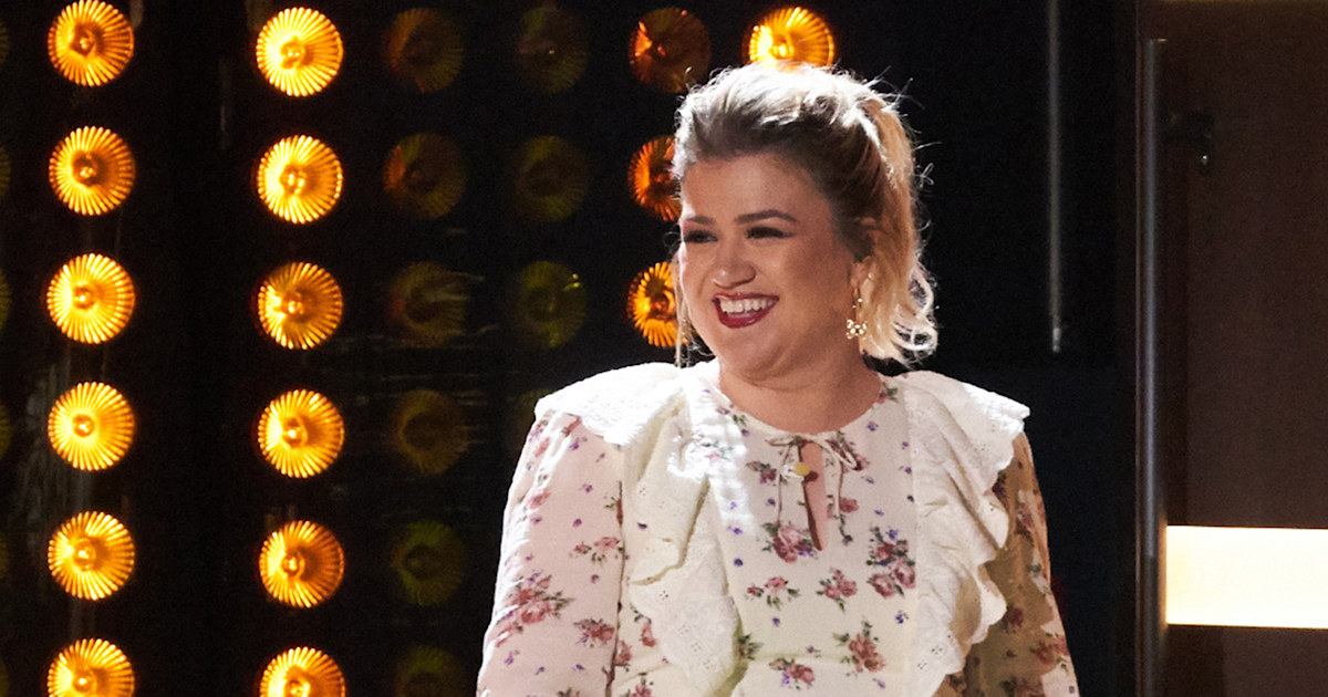 Kelly Clarkson shuts down troll who said she works too much Kelly Clarkson shuts down troll who said she works too much