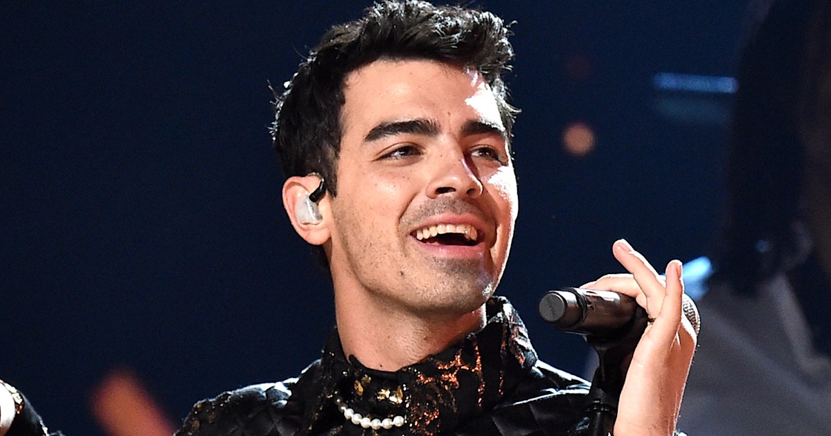Joe Jonas debuts new blond hair