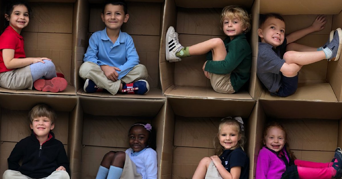 Teachers are taking cardboard box class photos in pandemic