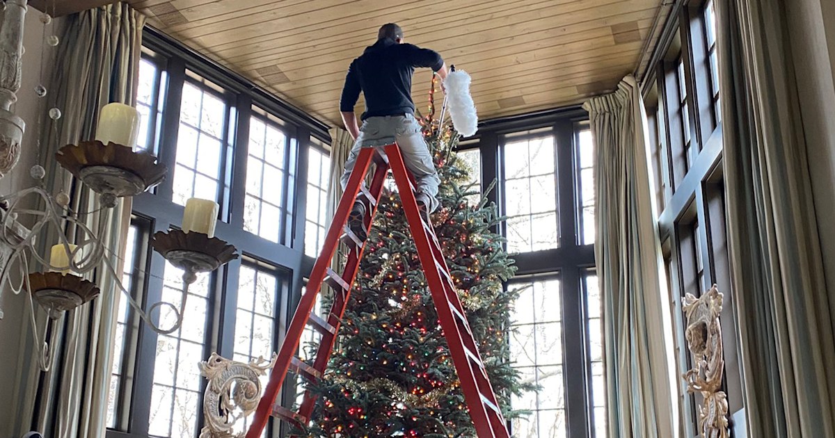 Tim McGraw decorates giant Christmas tree, jokes about Faith Hill