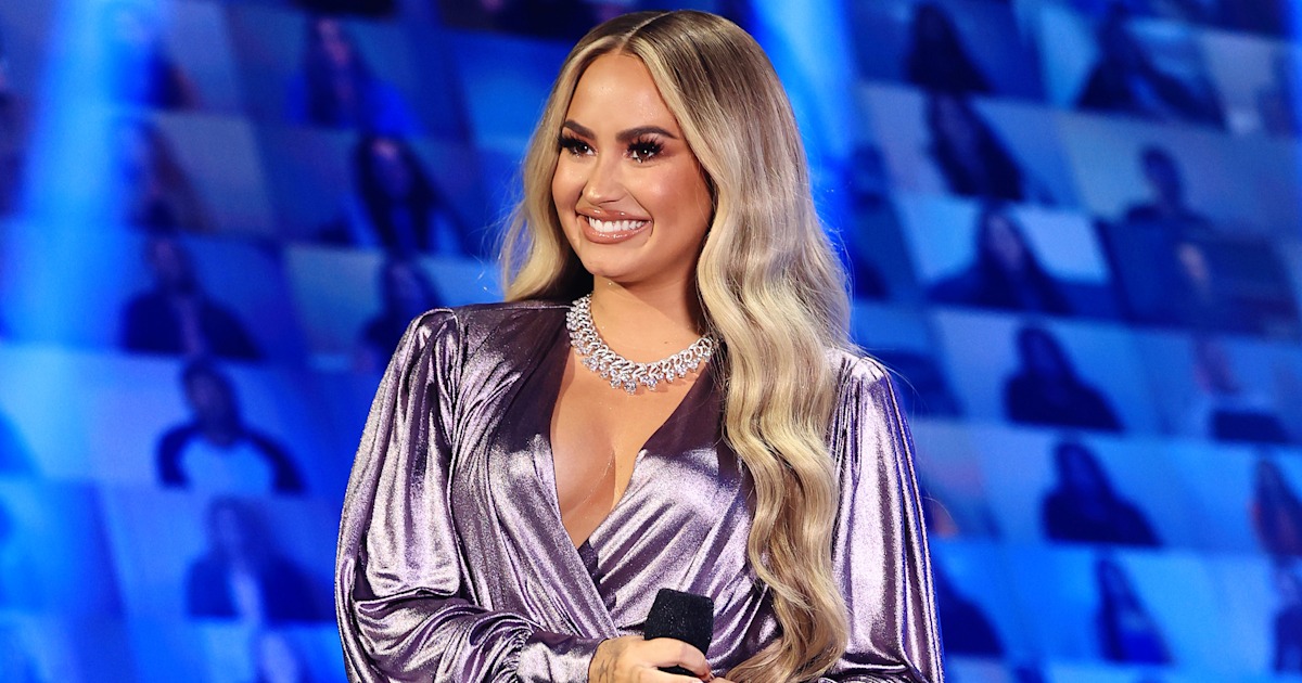 demi lovato blonde pixie