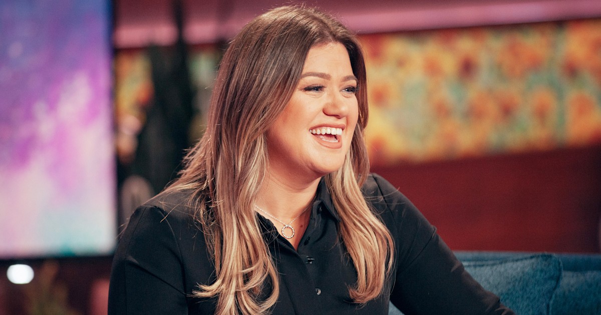 Kelly Clarkson shares candid TMI concert story Kelly Clarkson shares candid TMI concert story