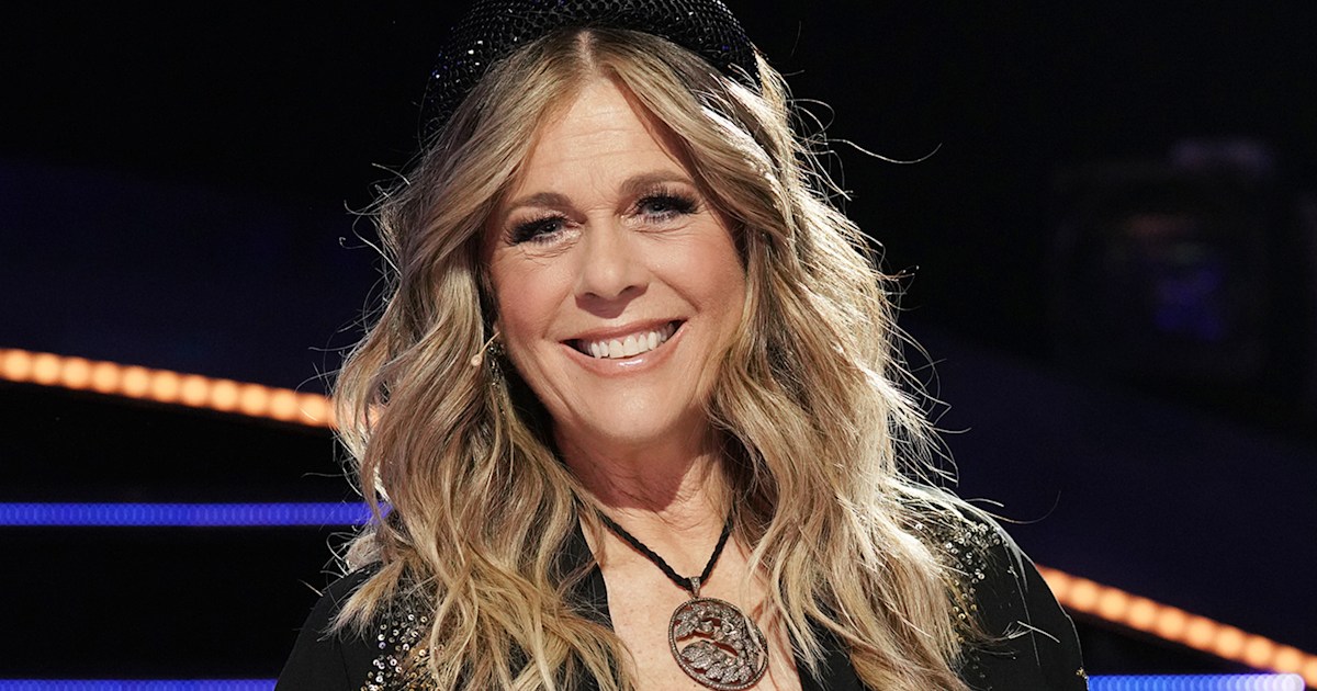 Rita Wilson freestyle raps on 'The Masked Singer'