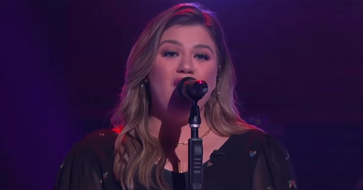 Kelly Clarkson covers 'The Shoop Shoop Song (It's in His Kiss)'