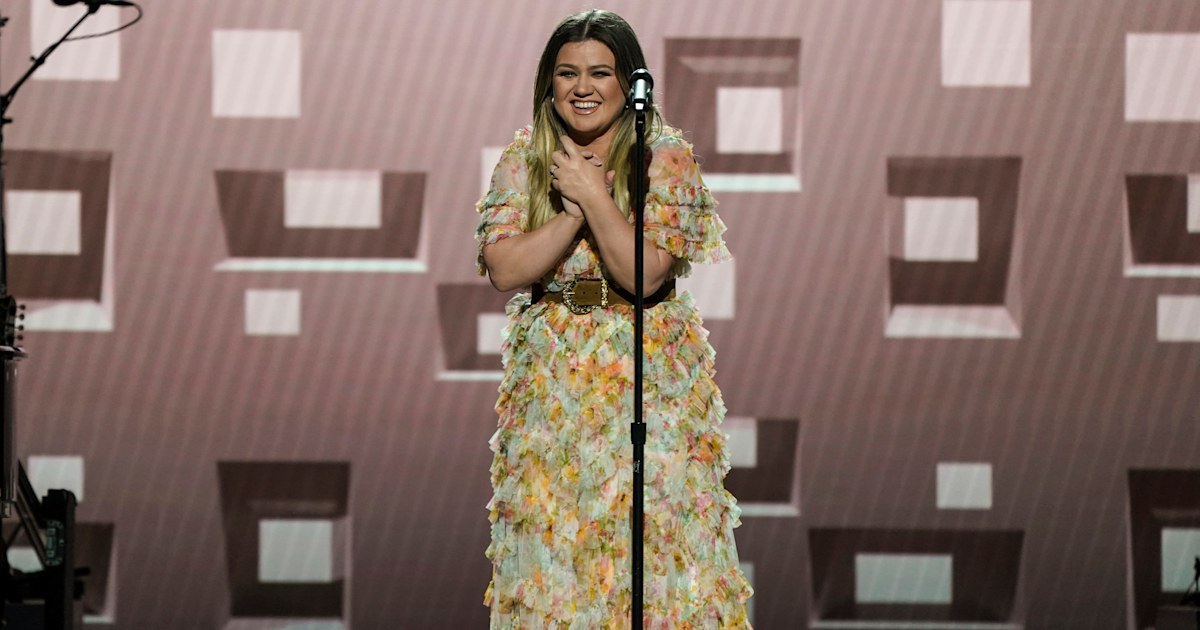 Kelly Clarkson's take on Garth Brooks' 'The Dance' moves the country star