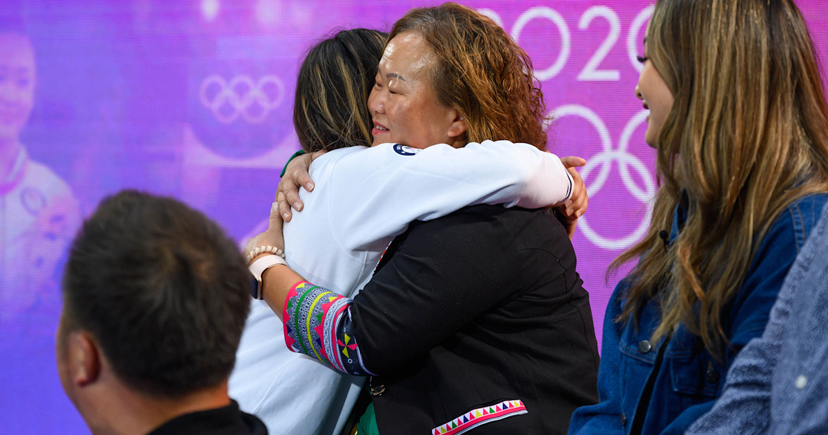 Suni Lee reunites with her family for 1st time after Olympics
