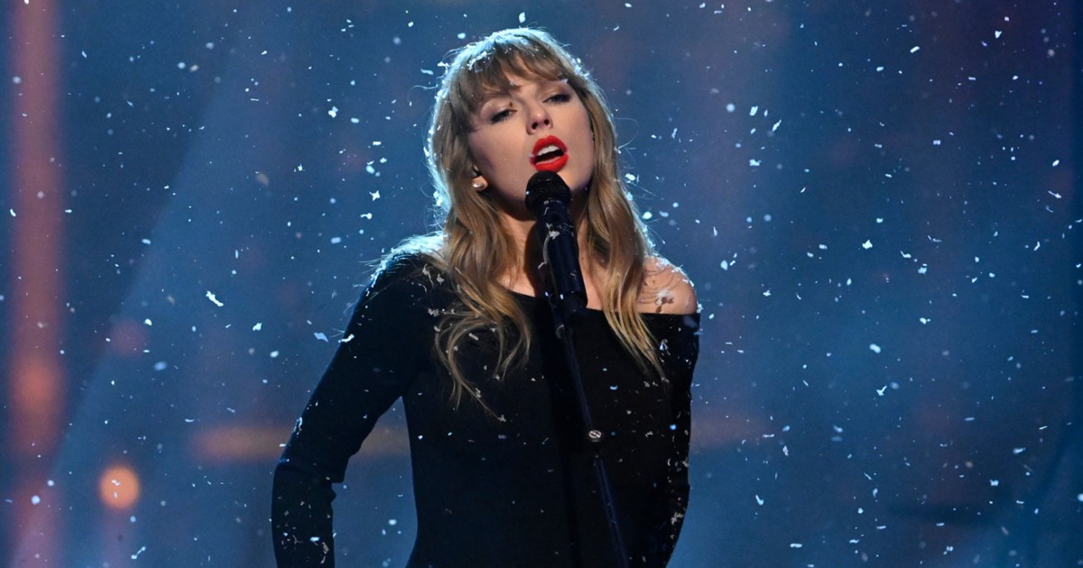 Taylor Swift performs 'All Too Well' on 'SNL'