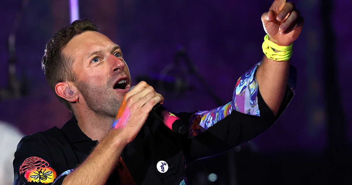 Watch Chris Martin surprise English pub with performance of ‘A Sky Full ...