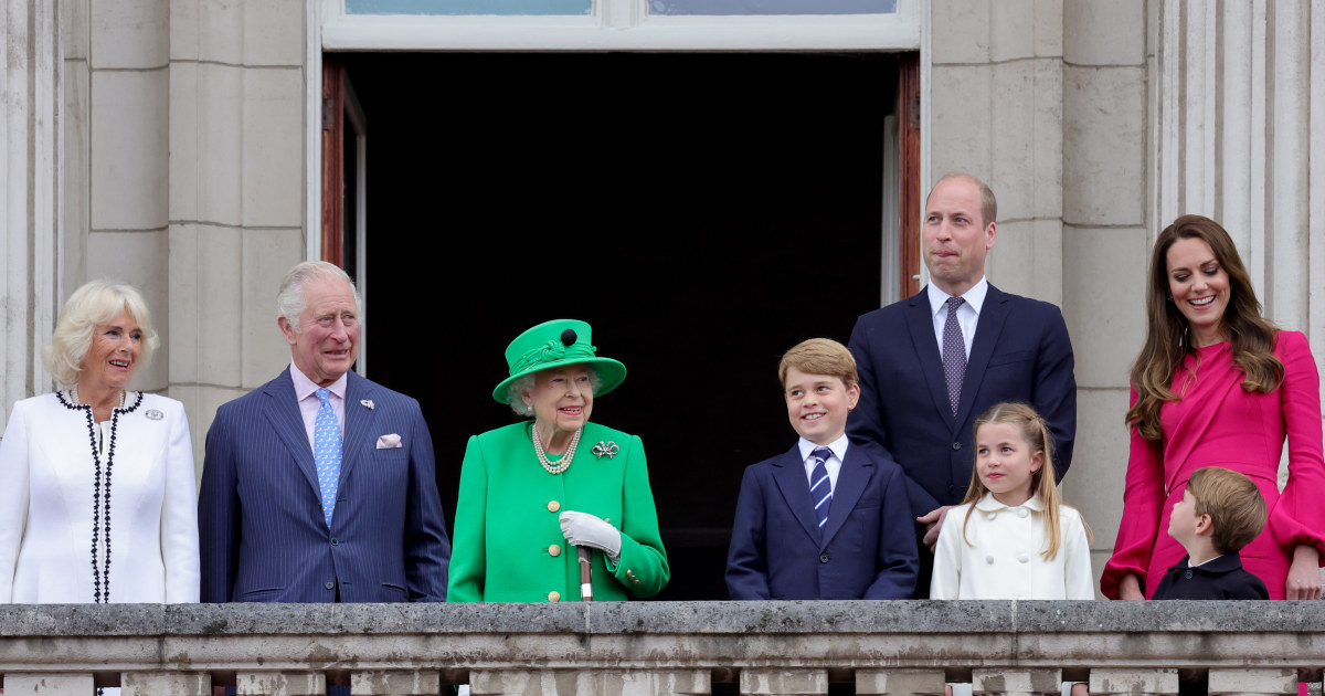 Queen Elizabeth II makes surprise appearance on Buckingham Palace ...