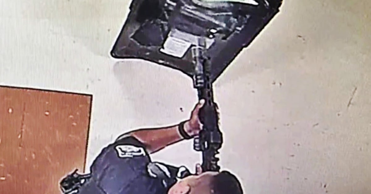Photo appears to show Uvalde officers had rifles, shield 19 minutes ...