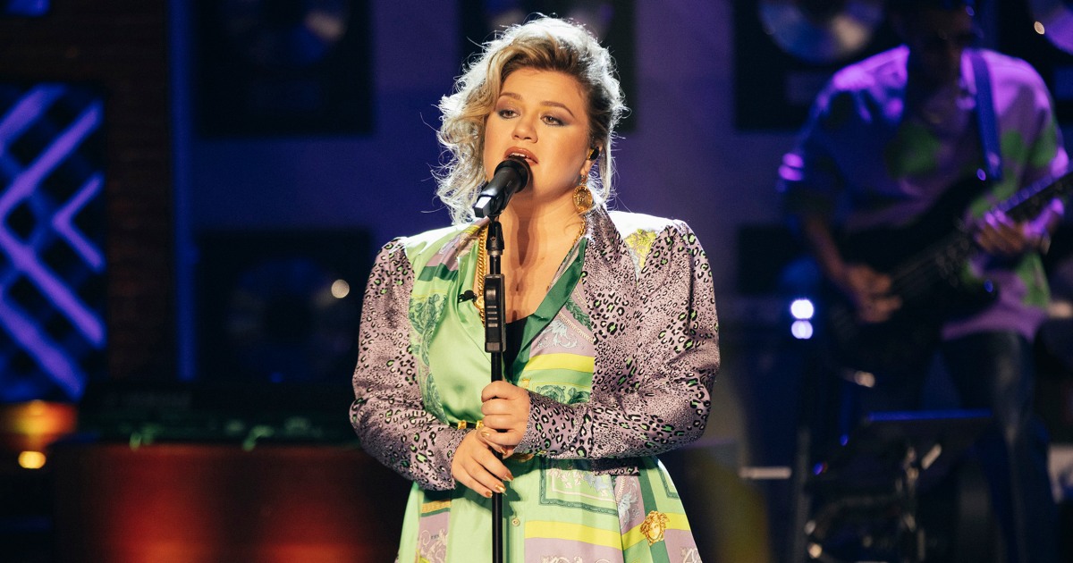 Kelly Clarkson Announces 'Kellyoke' Search for Best Singers in America