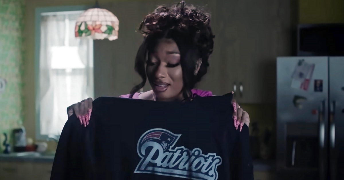 ‘snl Sketch Is Helping Single Women This Winter With Oversized Sweatshirts