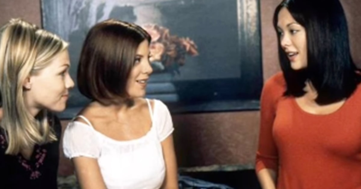 Tori Spelling And Jennie Garth Re-Enact ‘Beverly Hills, 90210’ Scene