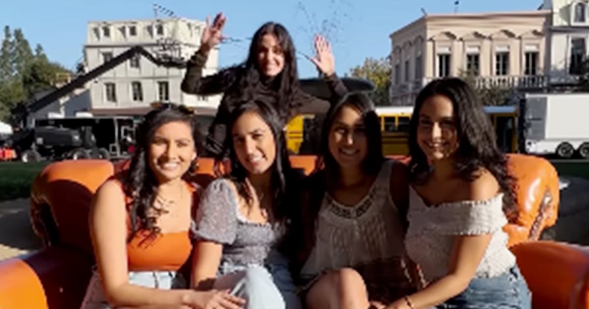 Courteney Cox Photobombs 'Friends' Fans Posing on Show's Famous Couch