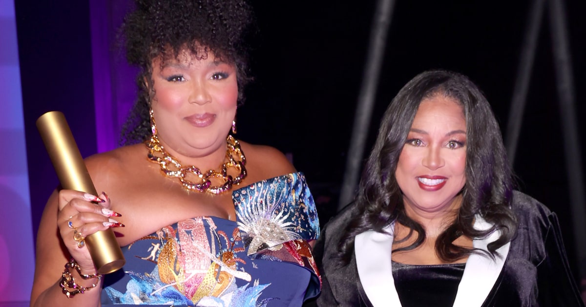 Lizzo's Mom Presents People's Champion Award At Peoples Choice Awards