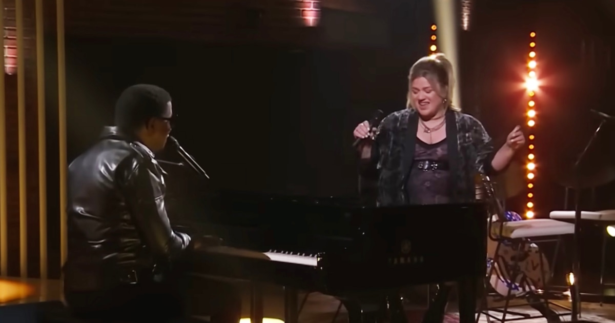 Kelly Clarkson Sings Classic Whitney Houston Song with Babyface