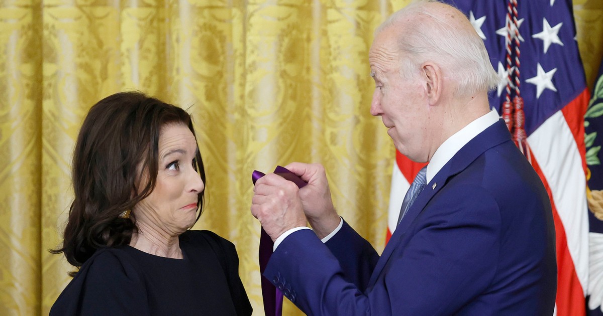Julia Louis-Dreyfus Hilariously Reacts To Biden Awarding Her National ...
