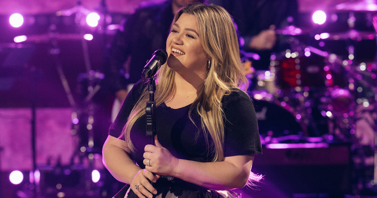 Kelly Clarkson Explains Meaning Behind Name of New Album 'Chemistry'